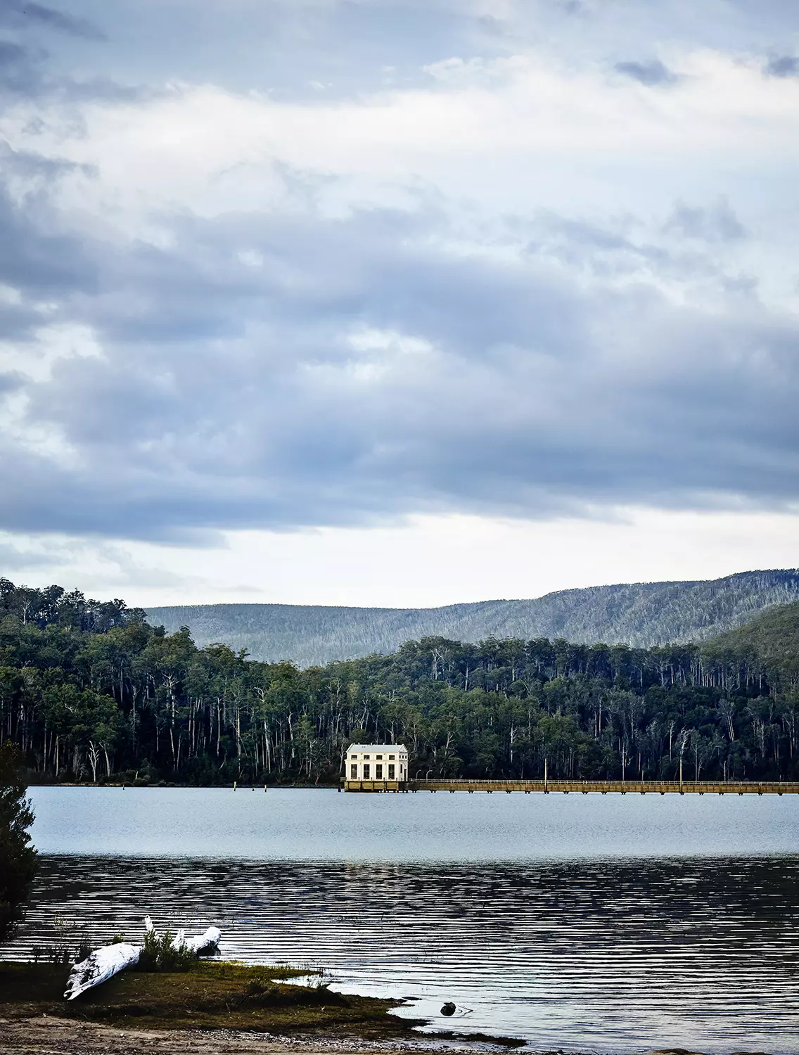 Vi Povas Dormi En La Malnova Hidrelektra Centralo Meze De Ĉi tiu Aŭstralia Lago