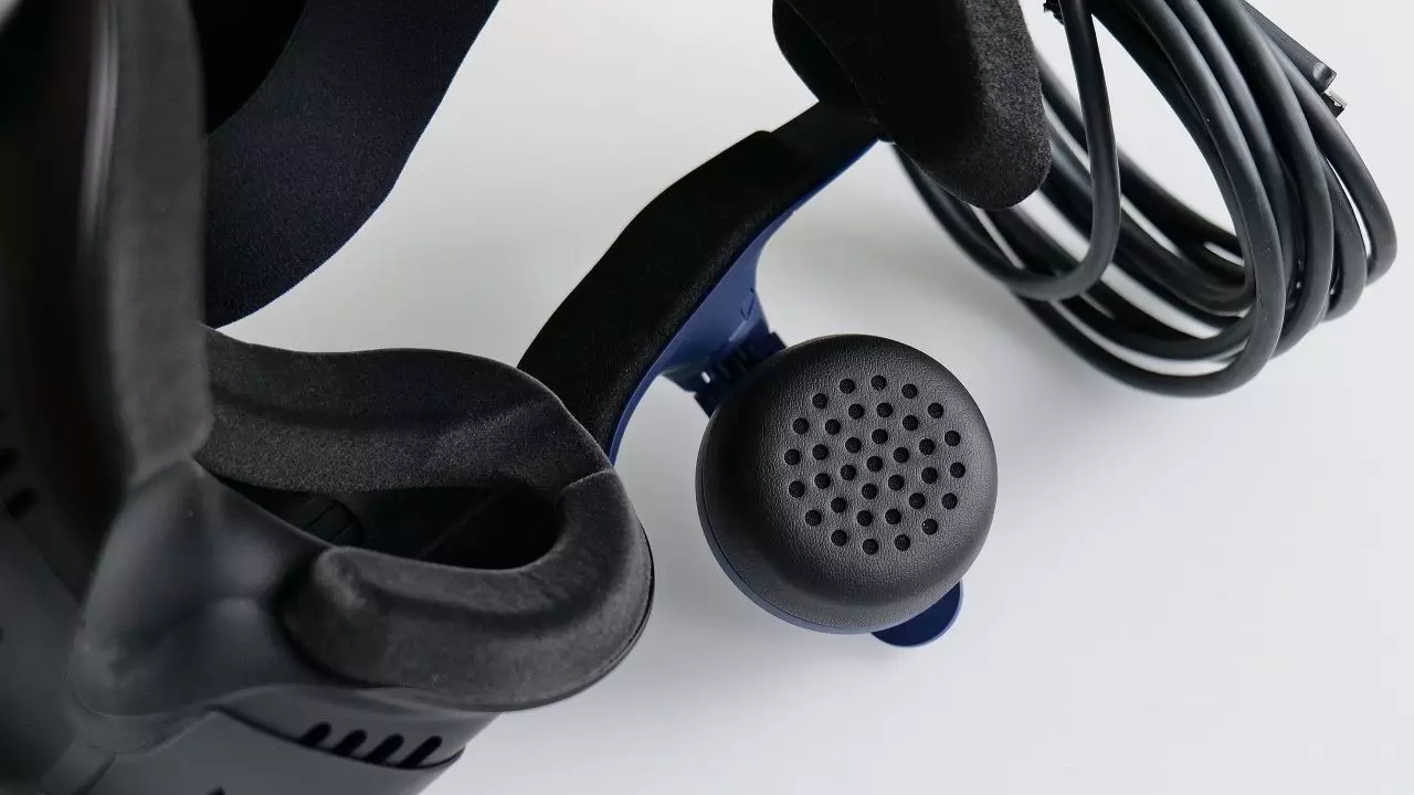 Vive Pro 2-ի ներկառուցված տարածական ձայնային բարձրախոսներն ունեն փափուկ արհեստական կաշվից ականջակալներ՝ միայն այն դեպքում, եթե դուք որևէ բանի բախվեք VR-ում աշխատելիս: