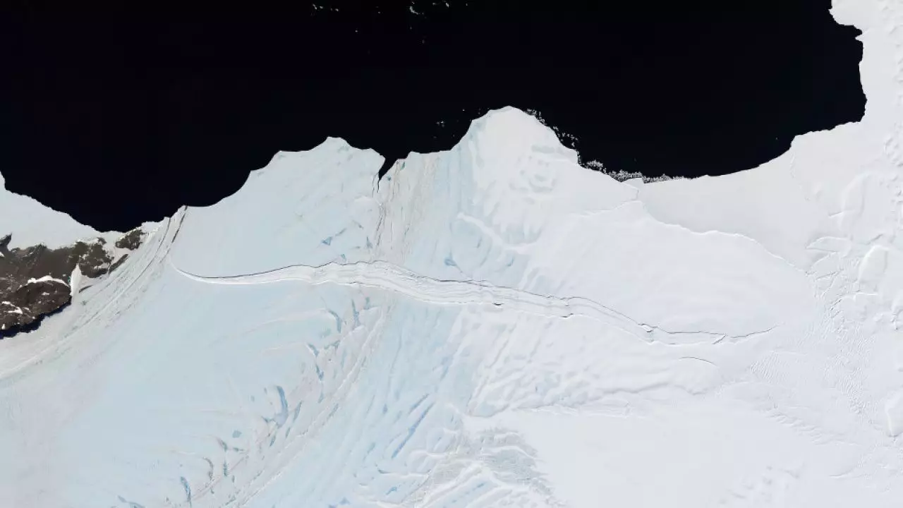 一個50公里長的冰架即將脫離南極洲