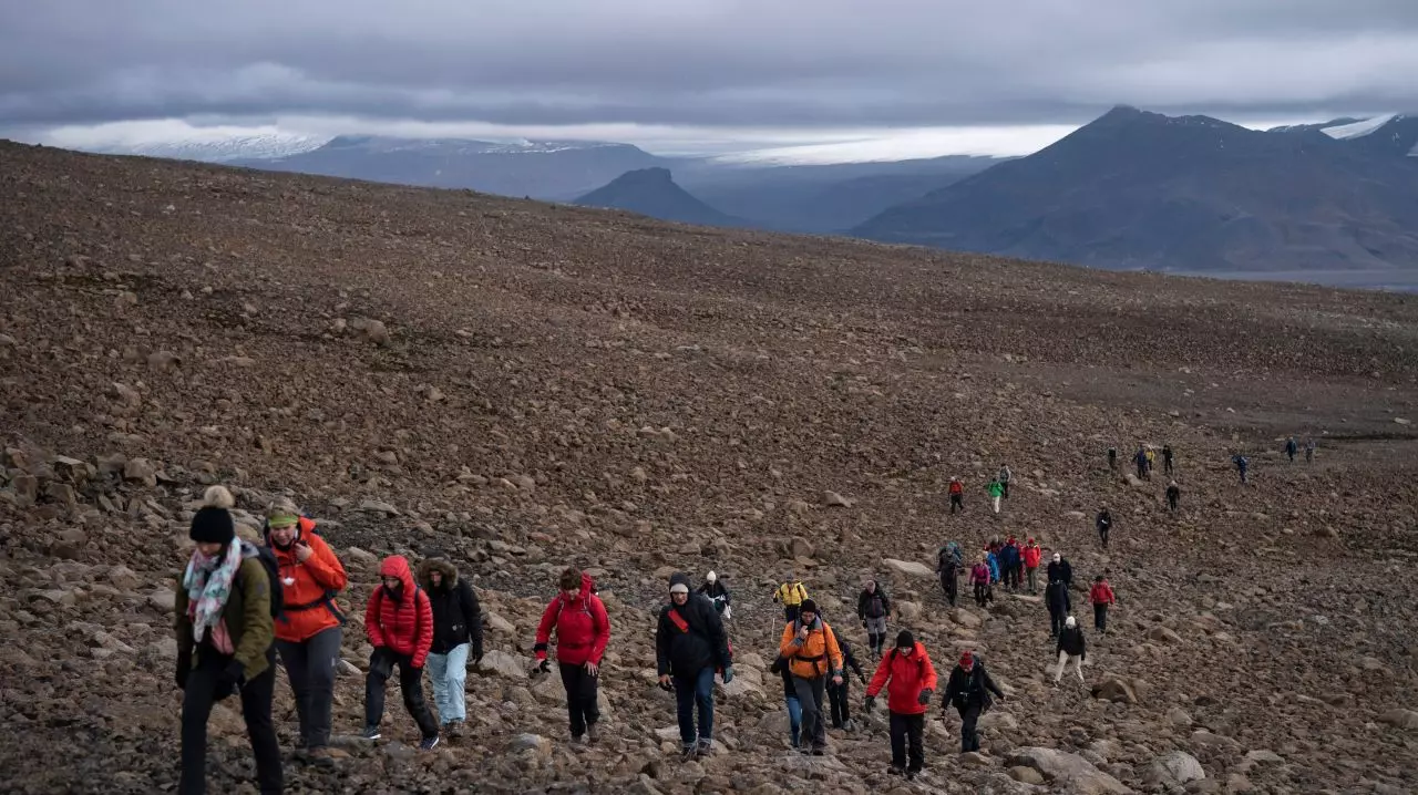 ชาวไอซ์แลนด์ไว้อาลัยการสูญเสียธารน้ำแข็ง OkjÃ¶kull พร้อมพิธีมอบโล่