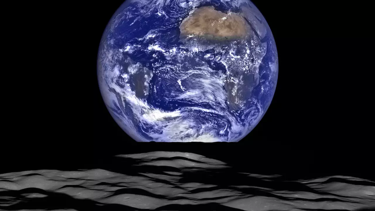 Die Erde sieht vom Mond aus wunderschön aus
