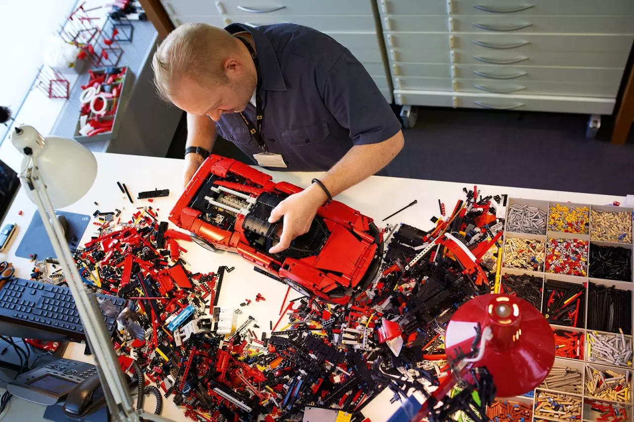 Ferrari Daytona SP3 ikaragarri ondo funtzionatzen du LEGO moduan 857_4
