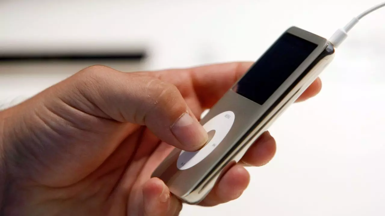 Apple iPhone телефондорун iPod сыяктуу кылып көрсөткөн колдонмону жок кылды, анткени эч кандай көңүл ачууга жол берилбейт
