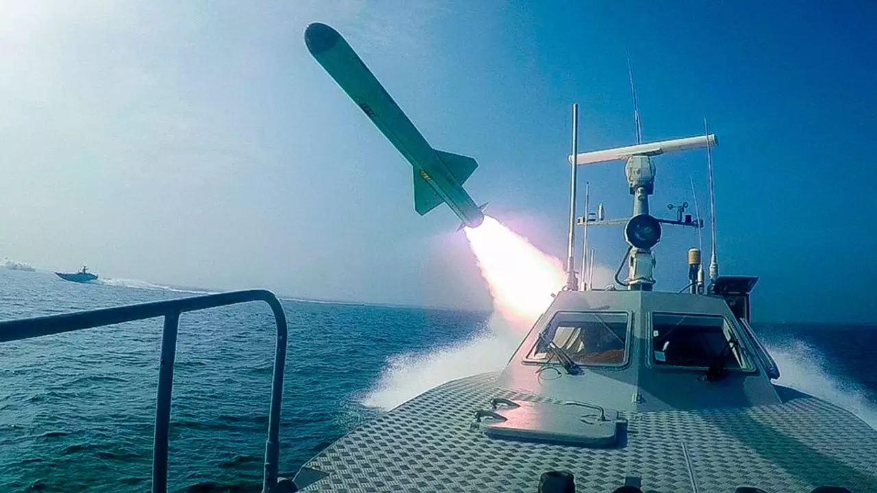 IRGC-rapidboato lanĉanta misilojn dum realpafaj ekzercoj en foto publikigita la 28-an de julio 2020. Ĉi tiu foto estis publikigita de la IRGC kaj ne povas esti sendepende kontrolita.