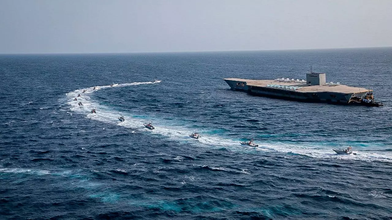IRGC:n pikaveneet kiertelevät lentotukialuksen tekoa harjoitusten aikana valokuvassa, joka julkaistiin 28. heinäkuuta 2020. IRGC on julkaissut tämän kuvan, eikä sitä voida vahvistaa itsenäisesti.