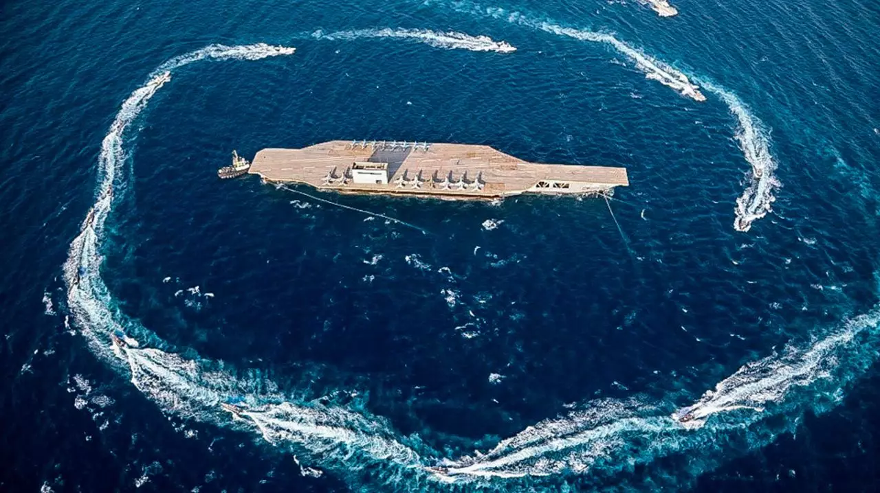 Брзите чамци на ИРГЦ кои го опкружуваат превозникот на фотографија објавена на 28 јули 2020 година. Оваа фотографија е објавена од ИРГЦ и не може да биде независно потврдена.