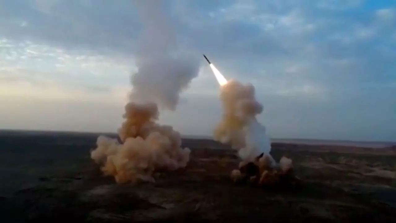 La IRGC pafante balistikajn misilojn dum realpafa ekzercado en foto publikigita la 28-an de julio 2020. Ĉi tiu foto estis publikigita de la IRGC kaj ne povas esti sendepende kontrolita.