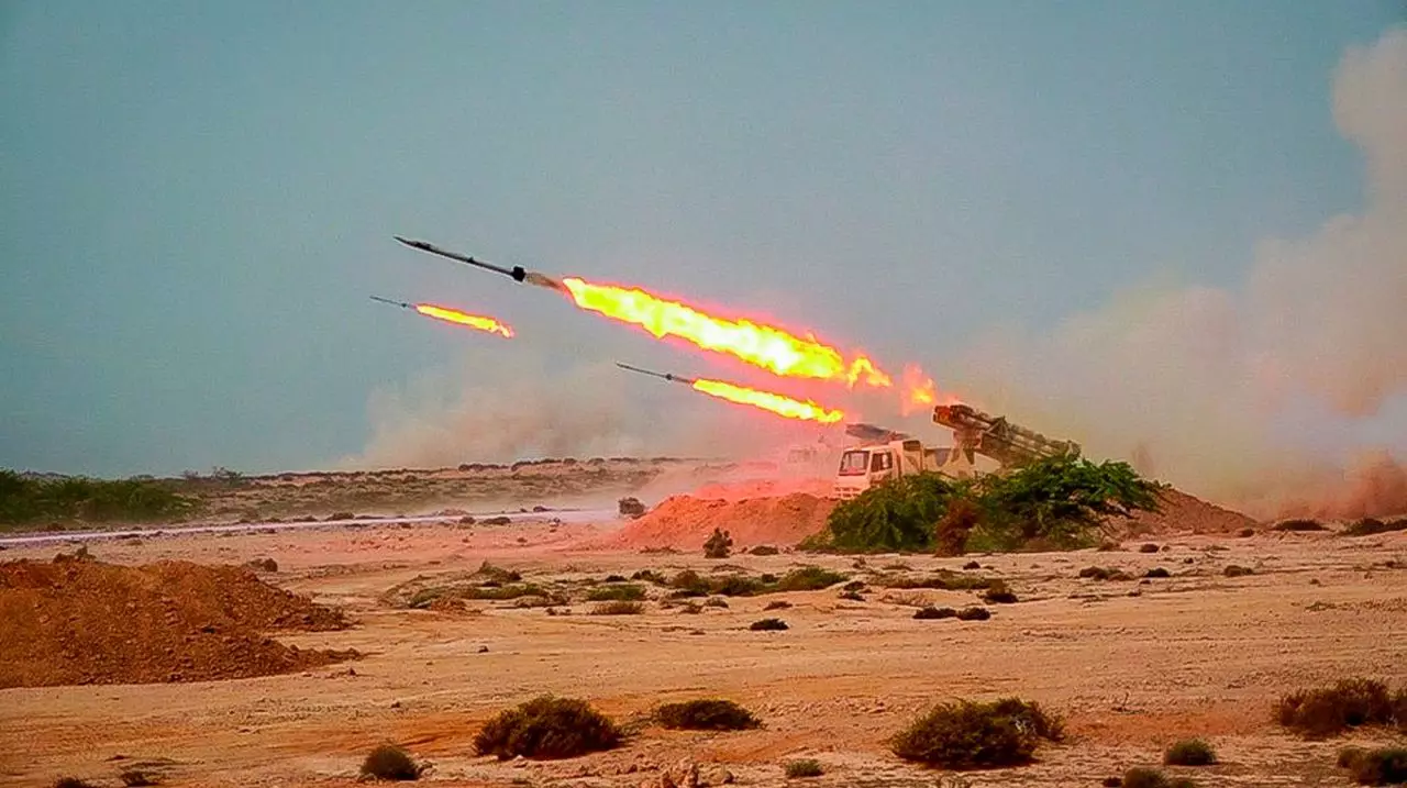 Plusieurs systèmes de lance-roquettes de l'IRGC tirant lors d'exercices de tir réel sur une photo publiée le 28 juillet 2020. Cette photo a été publiée par l'IRGC et ne peut pas être vérifiée de manière indépendante