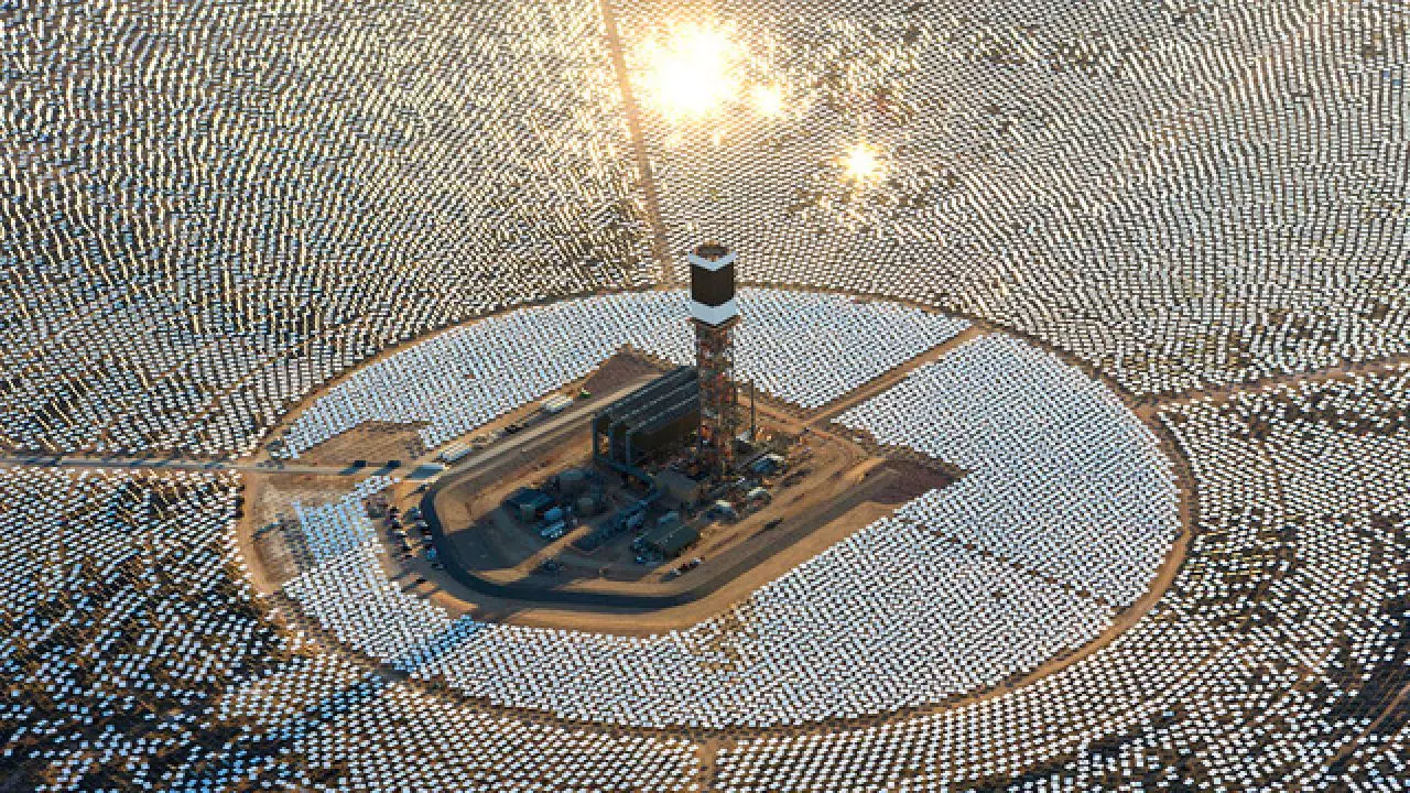 L'impianto solare più grande del mondo ha iniziato a produrre elettricità oggi