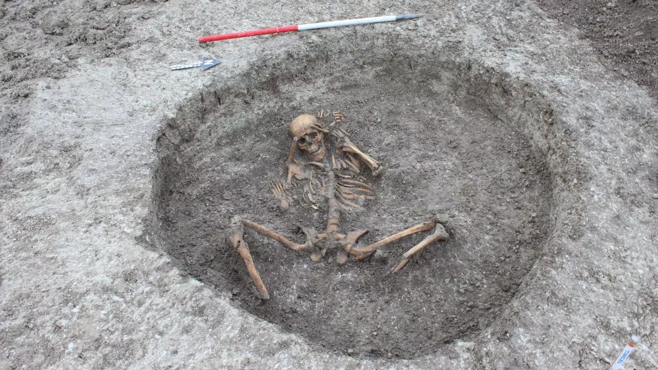 Vashandi veUtility muEngland Vanogumburwa Pamakuva eGrisly e26 Iron Age Skeletons