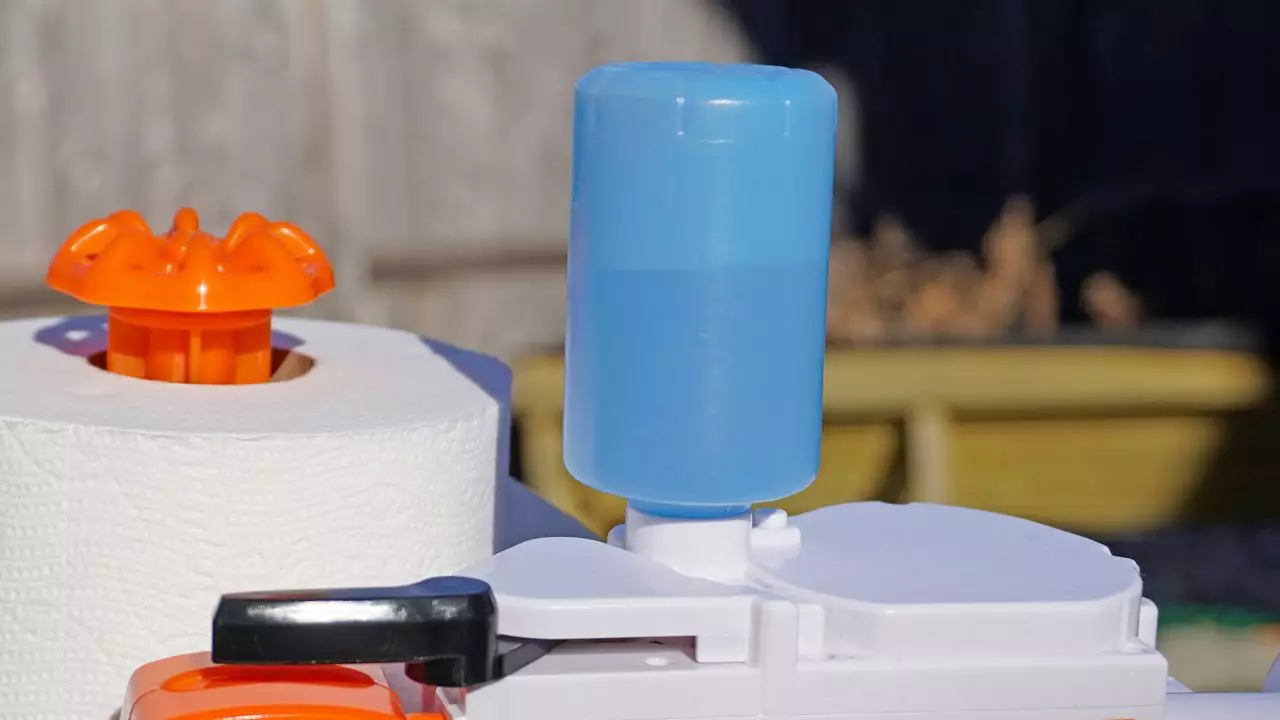 Spitballs용 Super Soaker는 성장을 거부하는 어른들을 위한 완벽한 장난감입니다.