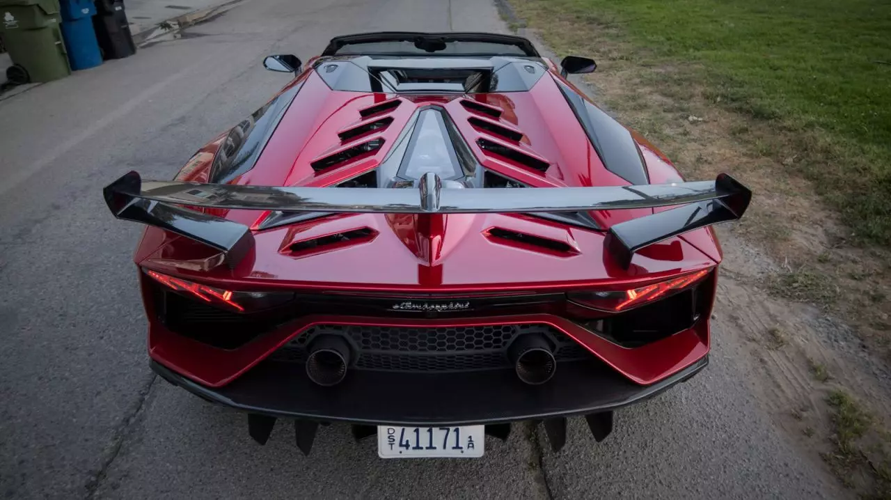 Die beste ding daarvan om 'n miljoen dollar te bestuur Lamborghini Aventador SVJ is die vreugde wat dit ander bring