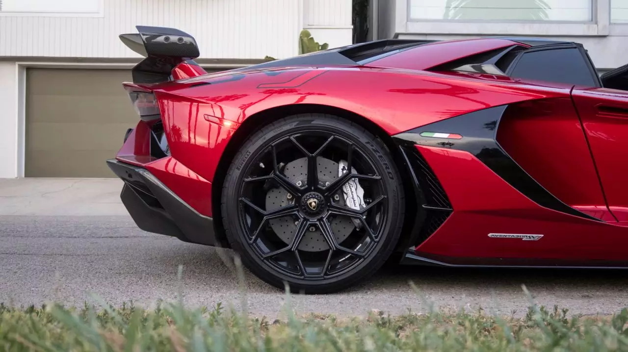 Milioi dolar bat Lamborghini Aventador SVJ gidatzeari buruzko gauzarik onena besteei ekartzen dien poza da