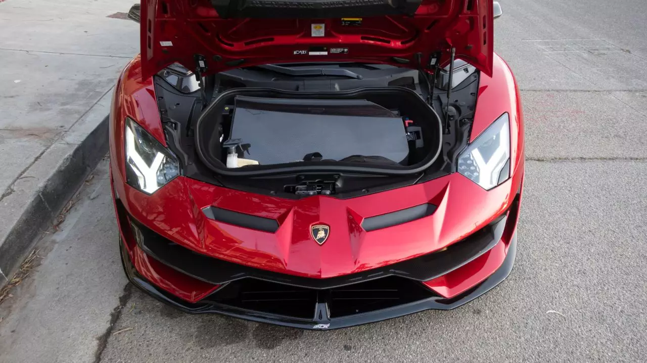 Milioi dolar bat Lamborghini Aventador SVJ gidatzeari buruzko gauzarik onena besteei ekartzen dien poza da