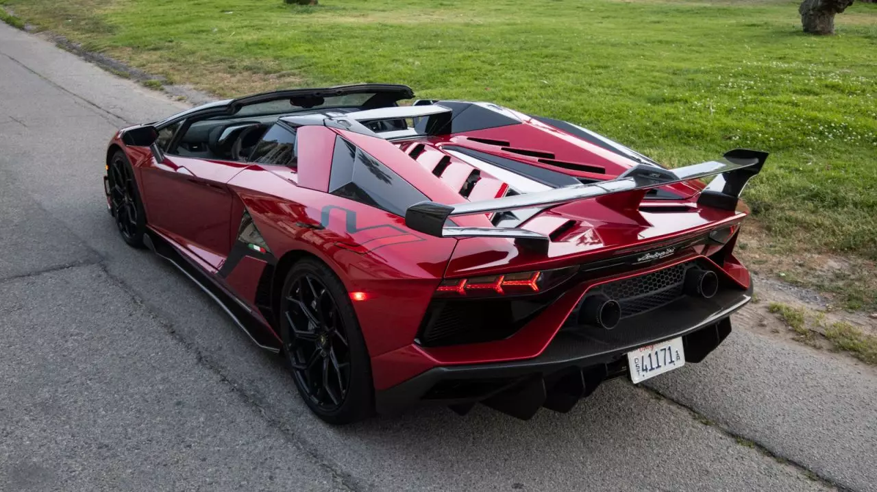 Parim asi miljoni dollari Lamborghini Aventador SVJ-ga sõitmise juures on rõõm, mida see teistele toob