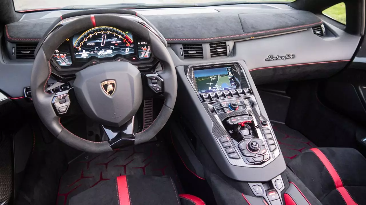 Lo mejor de conducir un Lamborghini Aventador SVJ de un millón de dólares es la alegría que brinda a los demás