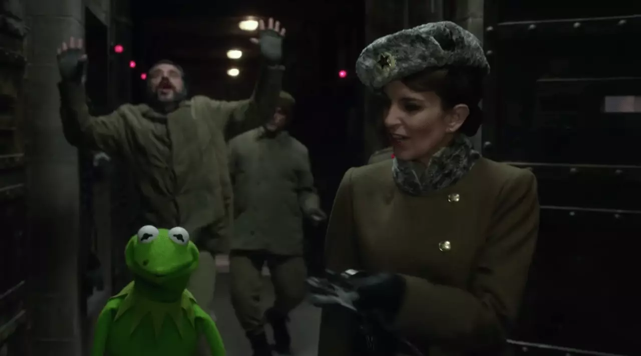 Nadya dándolle a benvida a Kermit a un gulag. (Captura de pantalla: Disney)