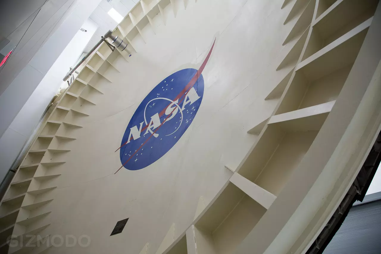 Gizmodo NASA-a baryp gördi: NASA-nyň ýer ýüzünde giňişlik döredýän palatasynyň içinde