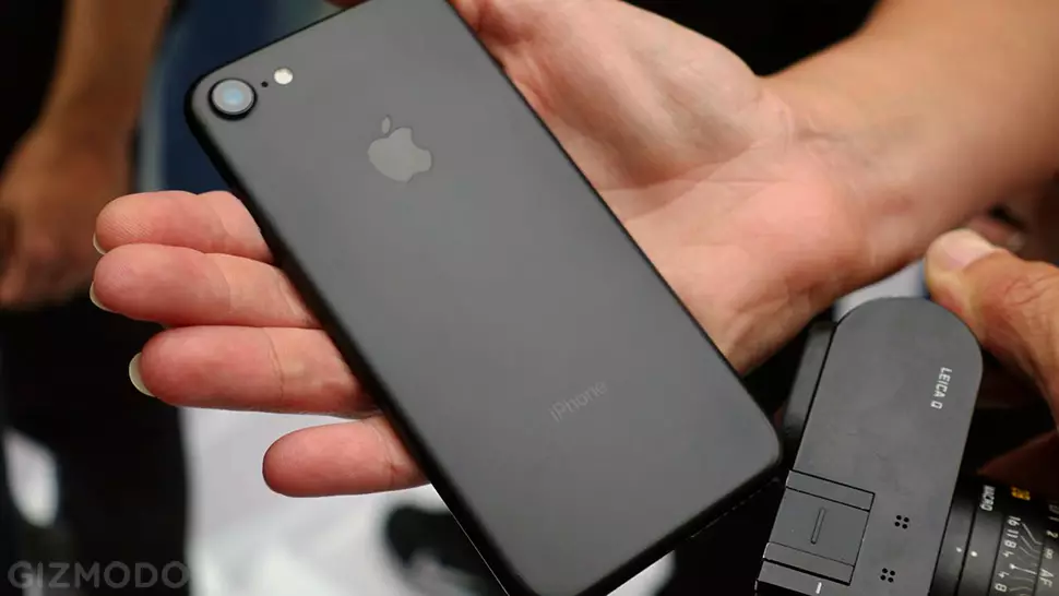 Apple iPhone 7 Mane Sur: Ne Nur La Sama Afero Ĉie Denove