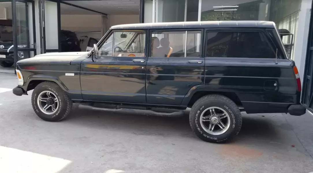 Fun a Vietnam e descubrín un Jeep Wagoneer personalizado a diferenza de calquera Wagoneer que viches