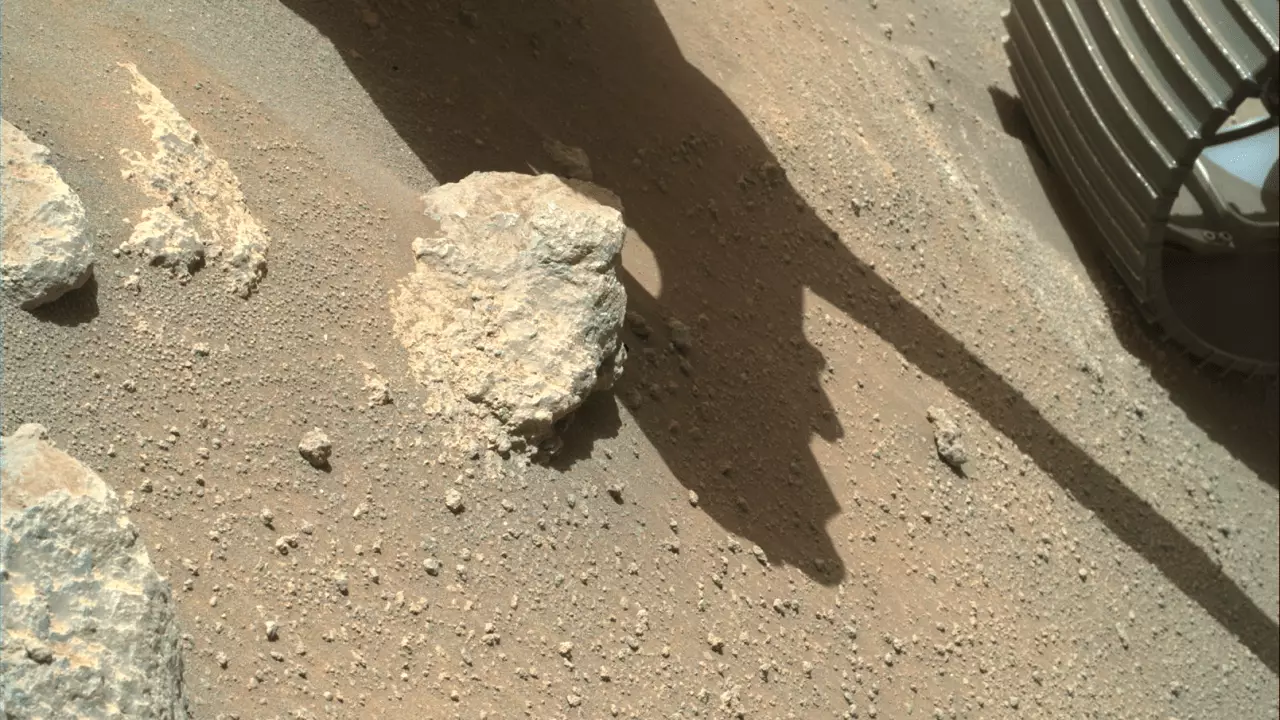 NASA ima načrt, kako odstraniti kamenčke, zataknjene v Perseverance Roverju