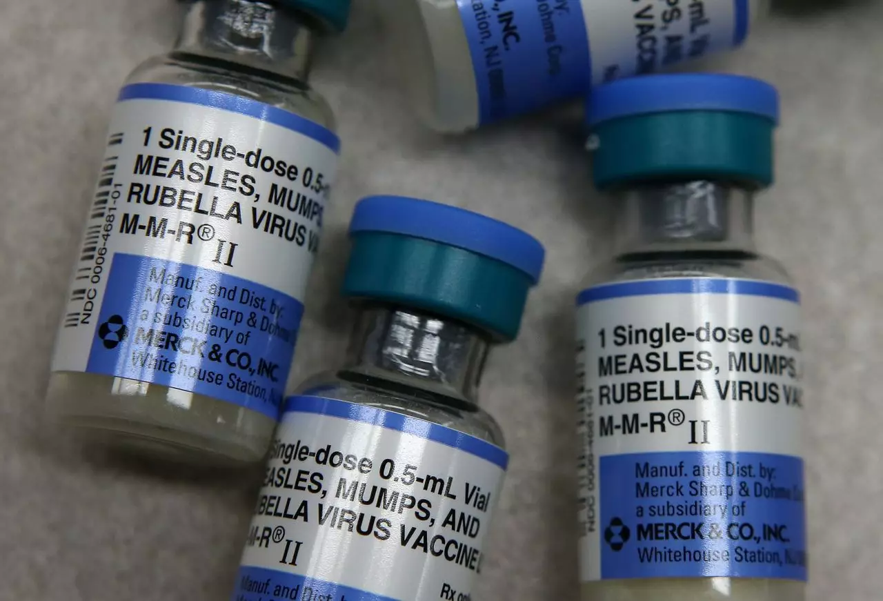 Injekčné liekovky s vysoko účinnou kombinovanou vakcínou proti osýpkam, mumpsu a ružienke (MMR).