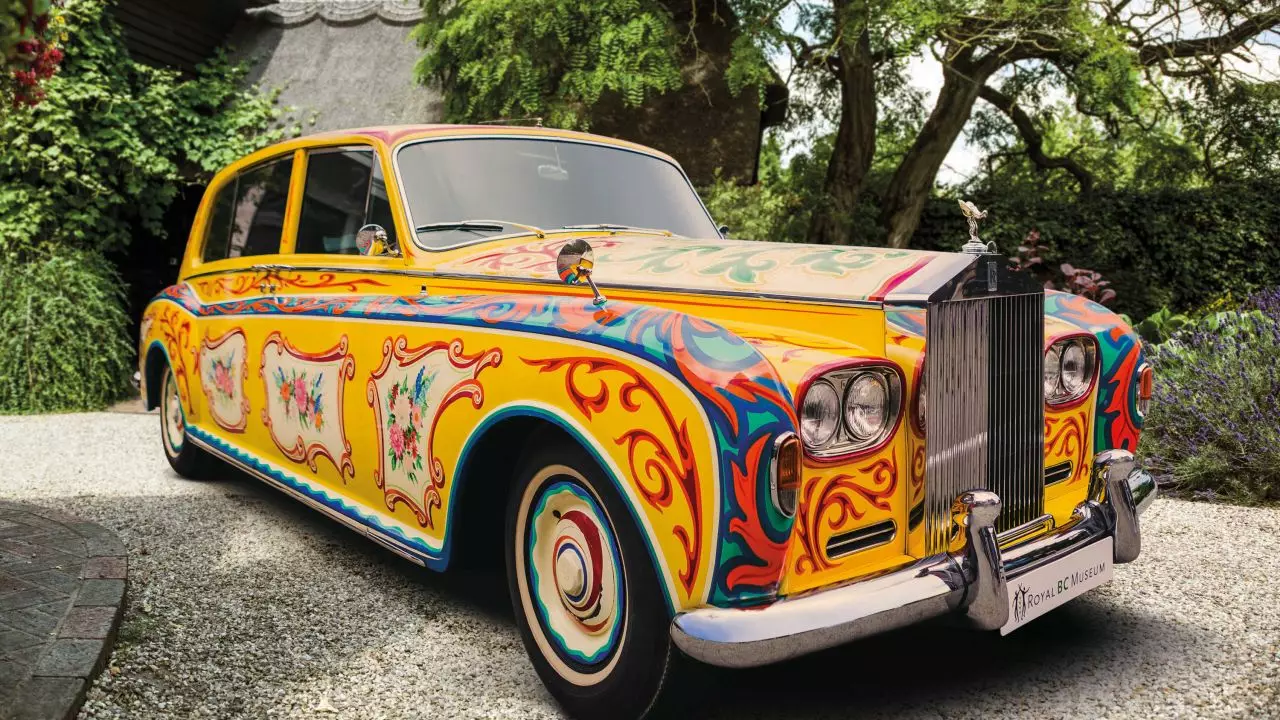 La psichedelica Rolls-Royce di John Lennon torna a Londra