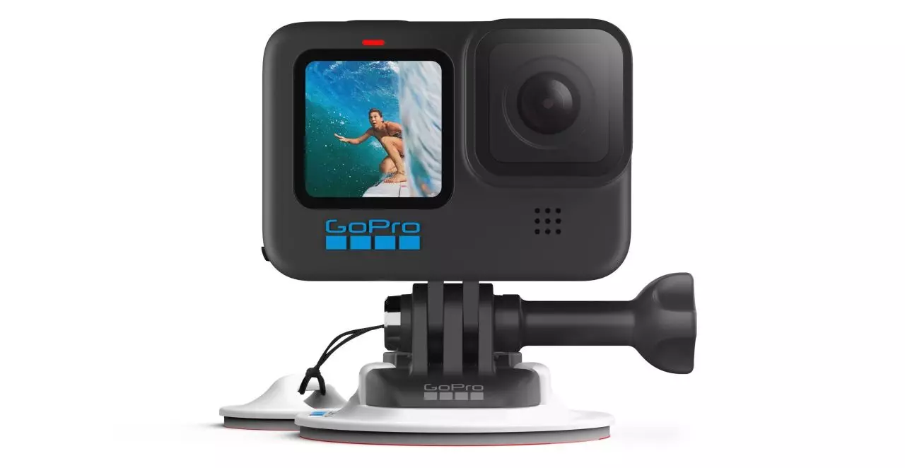 GoPro z białym głosem przymocowane do przyssawki na deskę surfingową