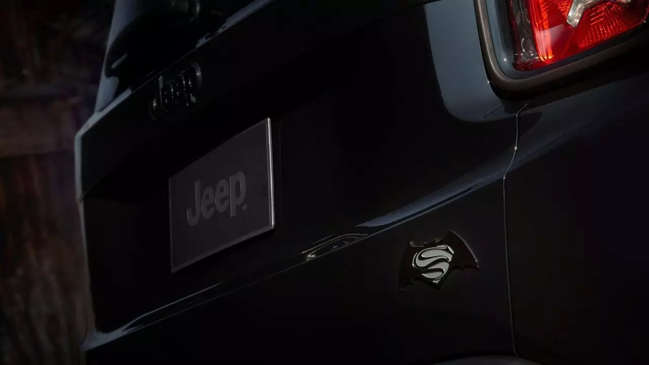 Jeep makket in Renegade mei Loki-tema foar Itaalje en it is de ferkearde kleur