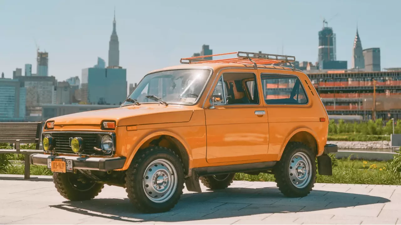 Pale e ka morao ea Orange e Khanyang Soviet 4×4 Rolling through Brooklyn