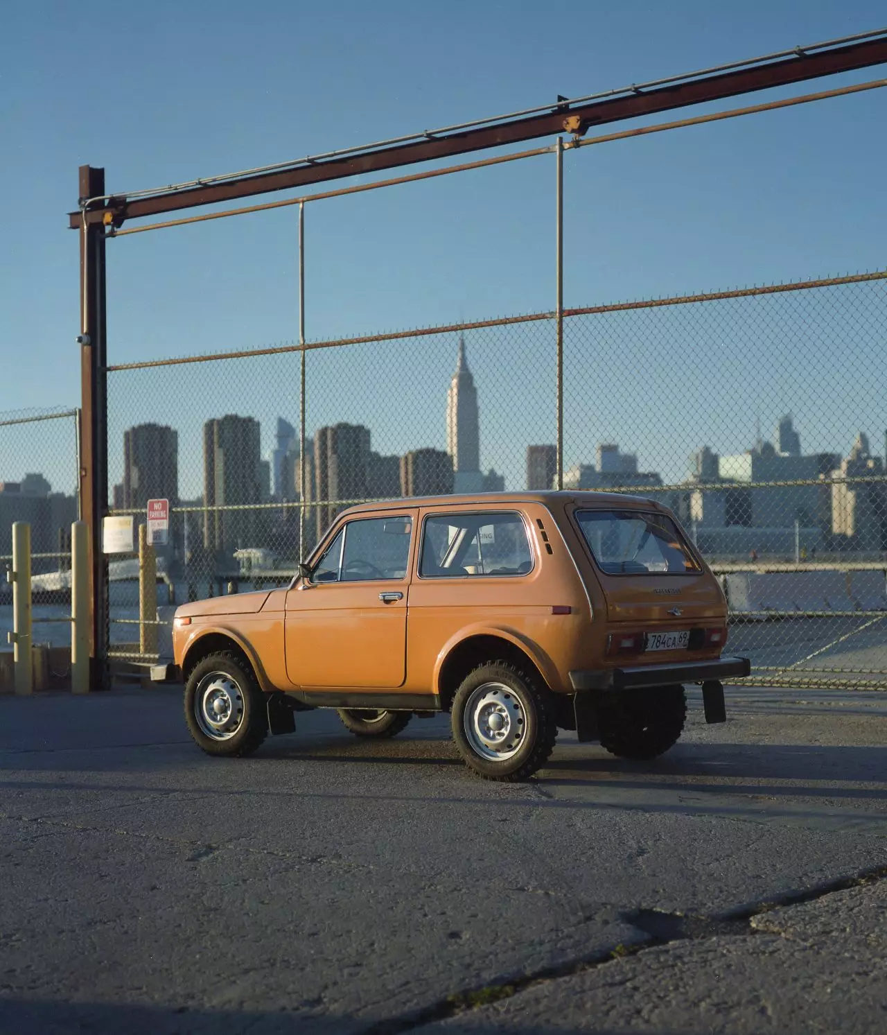 Die storie agter die helder oranje Sowjet-4×4 wat deur Brooklyn rol