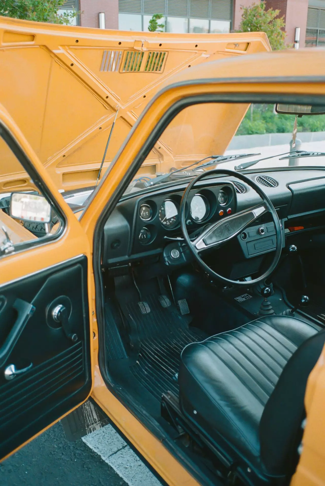 A história por trás do 4×4 soviético laranja brilhante rolando pelo Brooklyn