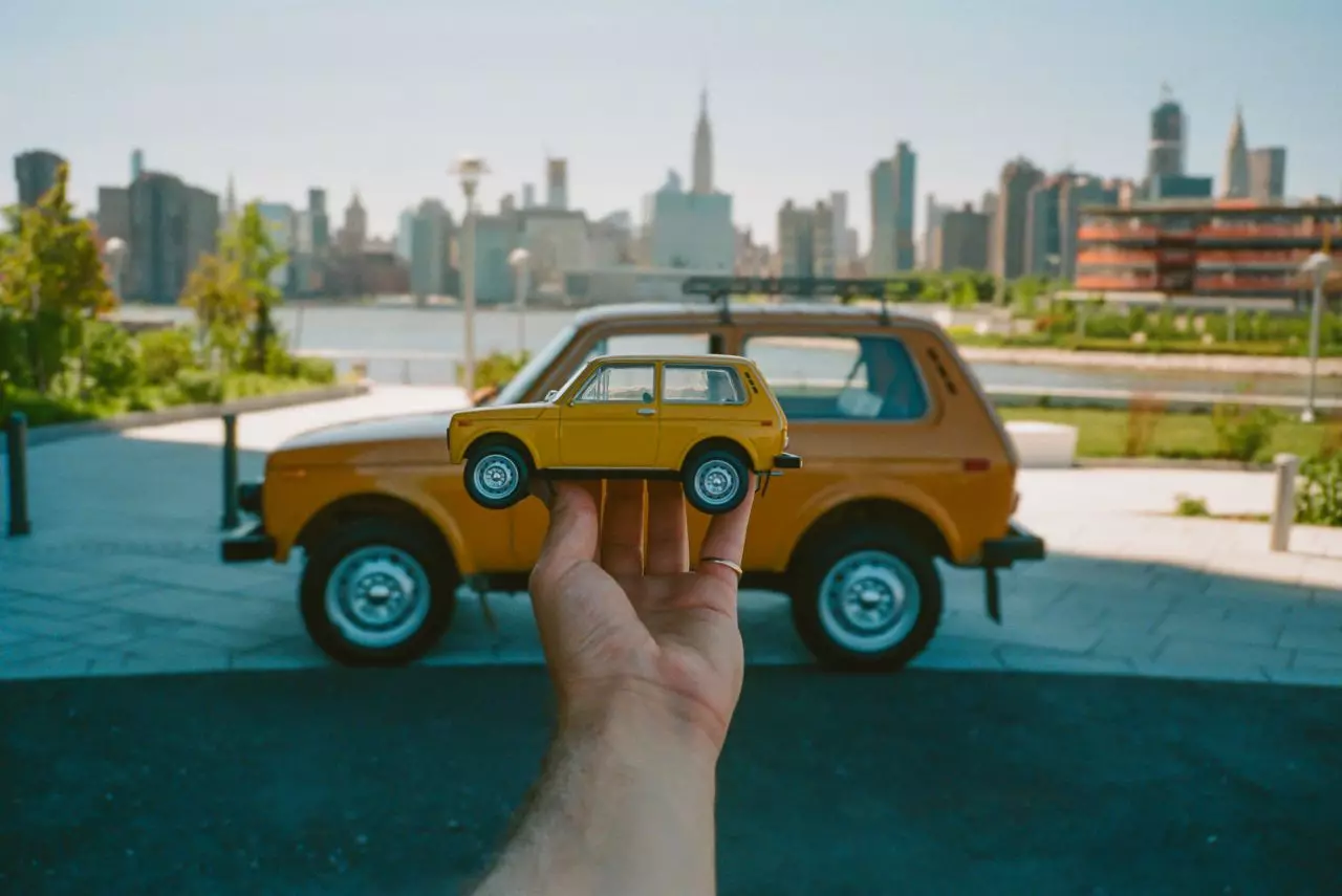 A história por trás do 4×4 soviético laranja brilhante rolando pelo Brooklyn