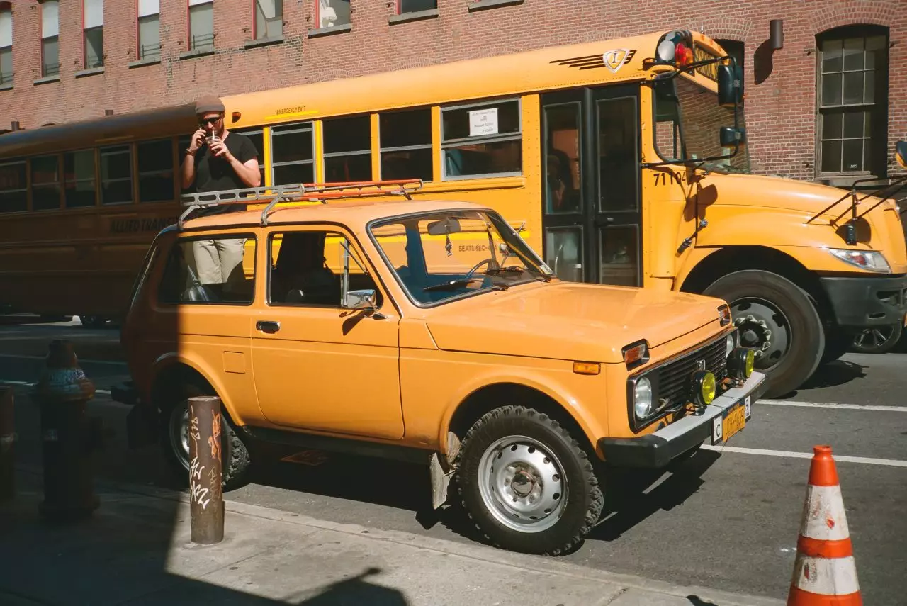 Pale e ka morao ea Orange e Khanyang Soviet 4×4 Rolling through Brooklyn