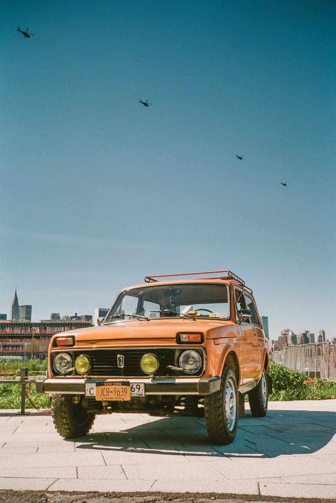 Pale e ka morao ea Orange e Khanyang Soviet 4×4 Rolling through Brooklyn