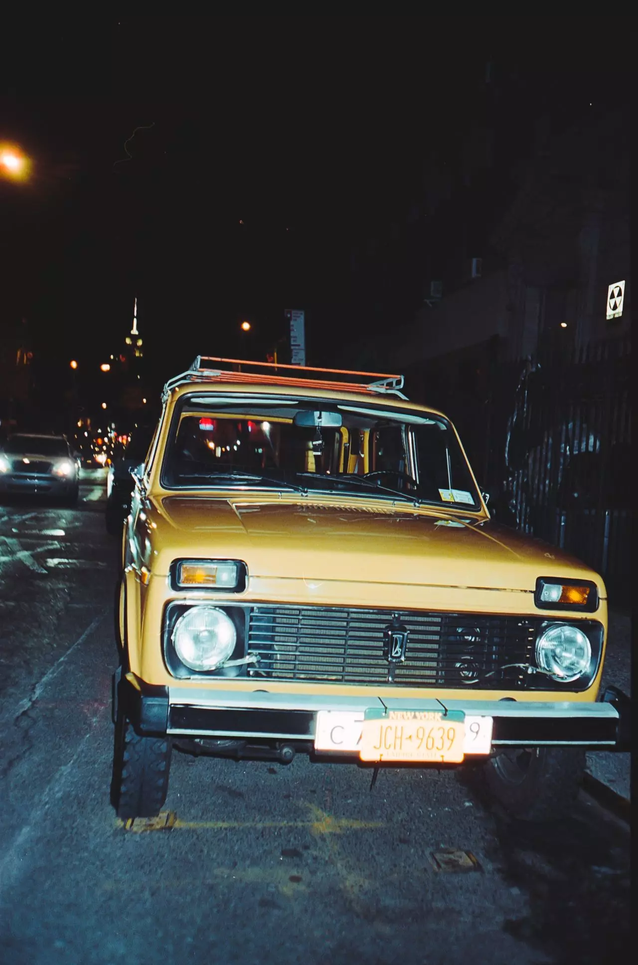 A história por trás do 4×4 soviético laranja brilhante rolando pelo Brooklyn