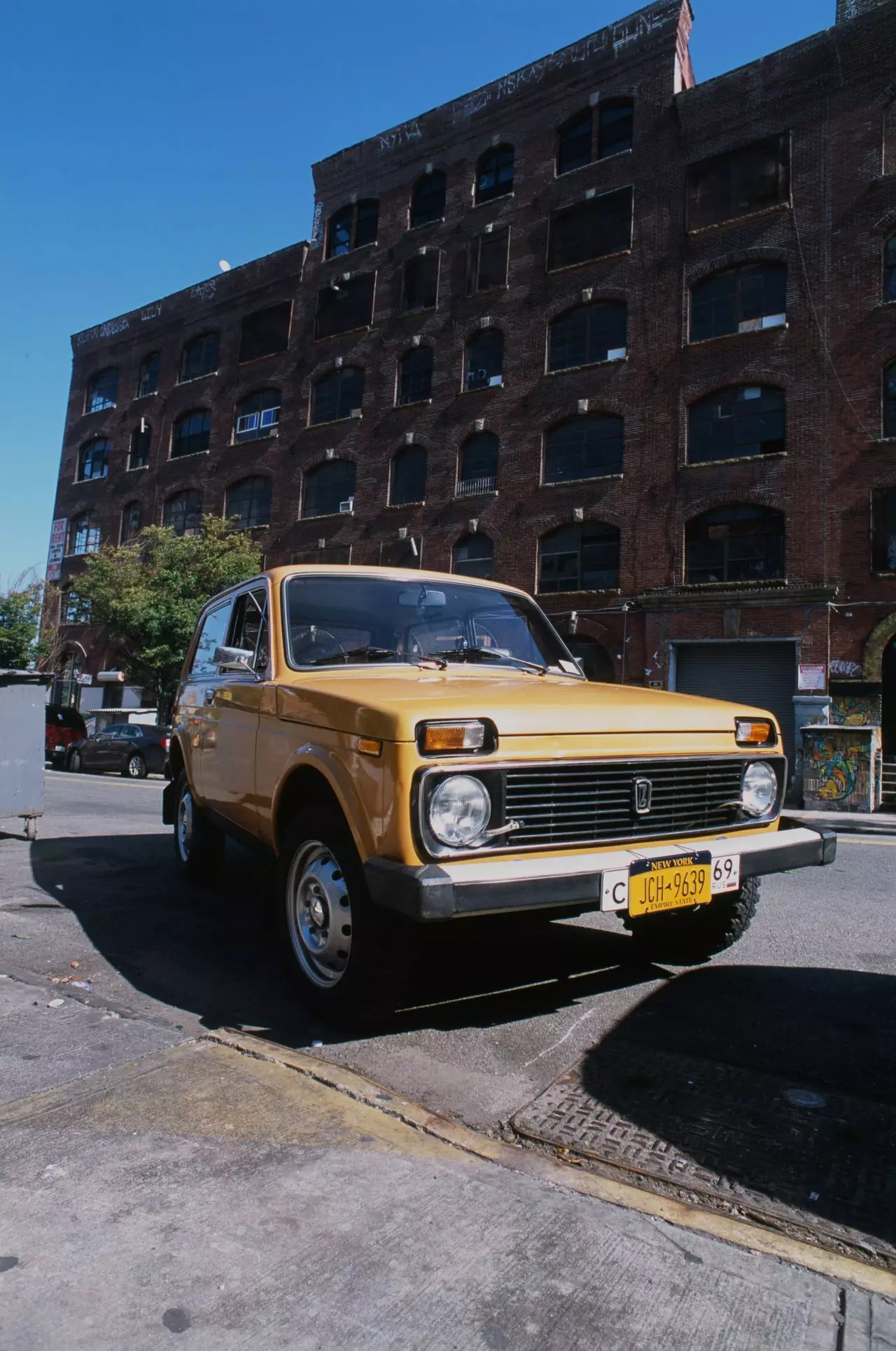 Pale e ka morao ea Orange e Khanyang Soviet 4×4 Rolling through Brooklyn