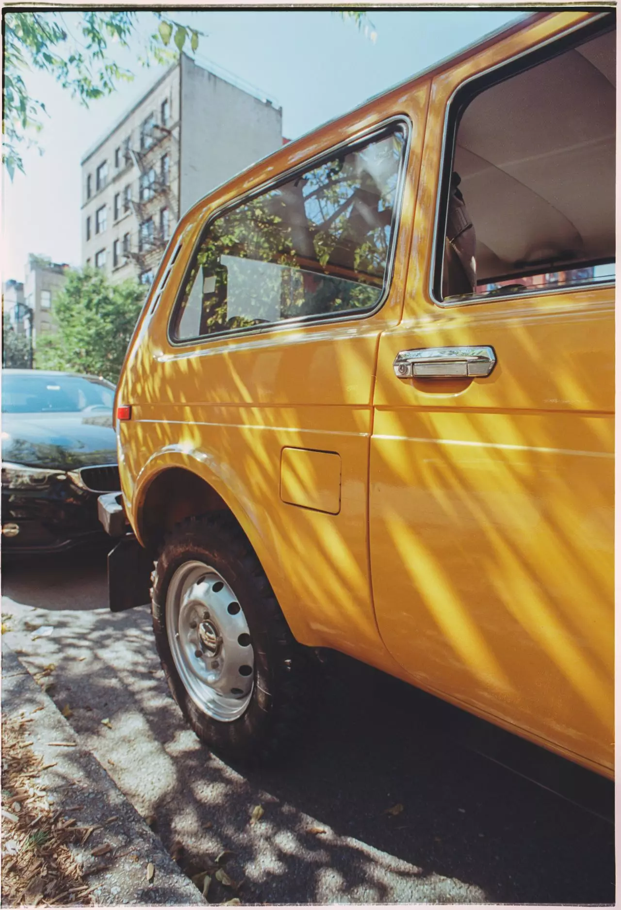 A história por trás do 4×4 soviético laranja brilhante rolando pelo Brooklyn