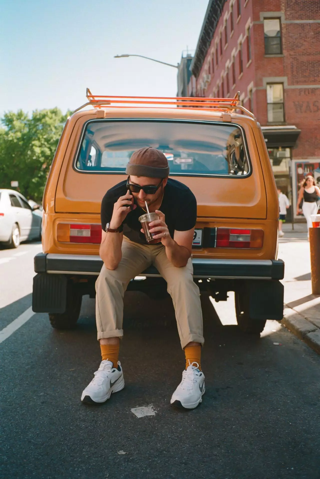 A história por trás do 4×4 soviético laranja brilhante rolando pelo Brooklyn