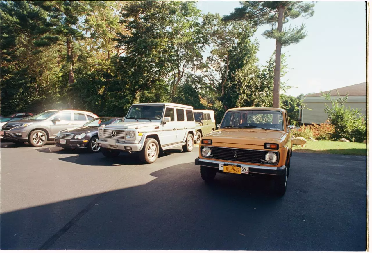 Pale e ka morao ea Orange e Khanyang Soviet 4×4 Rolling through Brooklyn