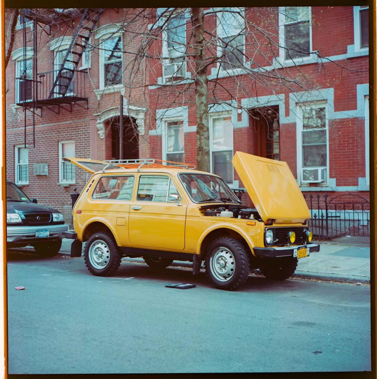 Pale e ka morao ea Orange e Khanyang Soviet 4×4 Rolling through Brooklyn