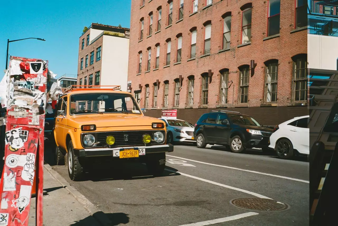 Pale e ka morao ea Orange e Khanyang Soviet 4×4 Rolling through Brooklyn