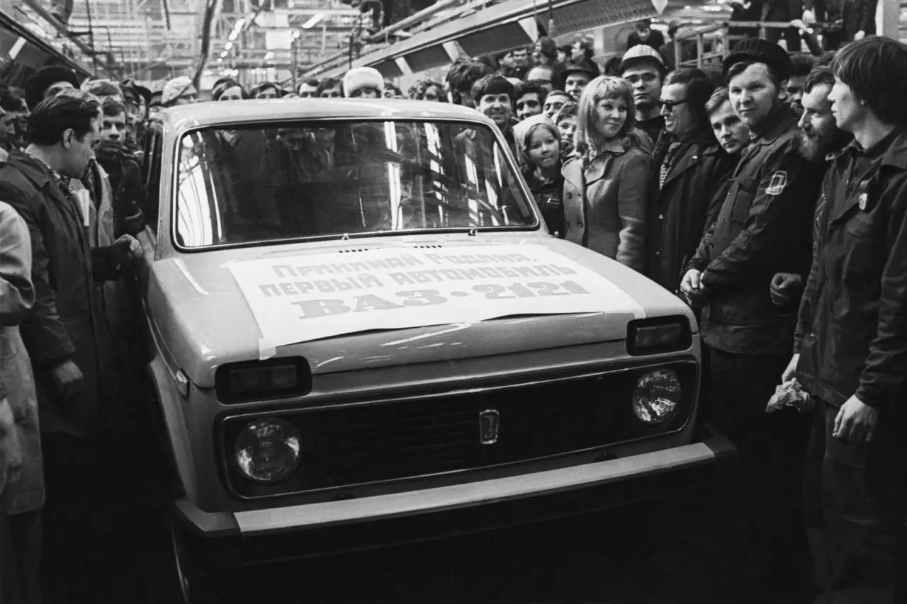 A história por trás do 4×4 soviético laranja brilhante rolando pelo Brooklyn