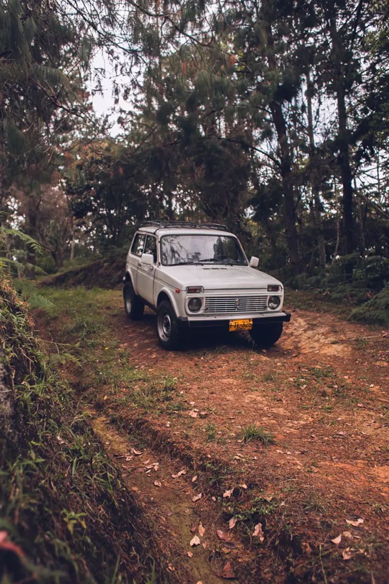 Pale e ka morao ea Orange e Khanyang Soviet 4×4 Rolling through Brooklyn