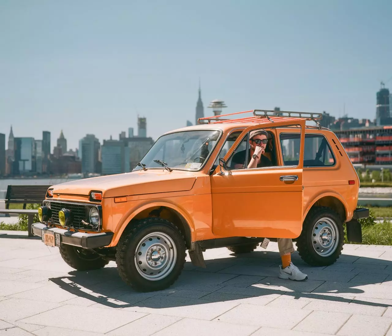 Pale e ka morao ea Orange e Khanyang Soviet 4×4 Rolling through Brooklyn