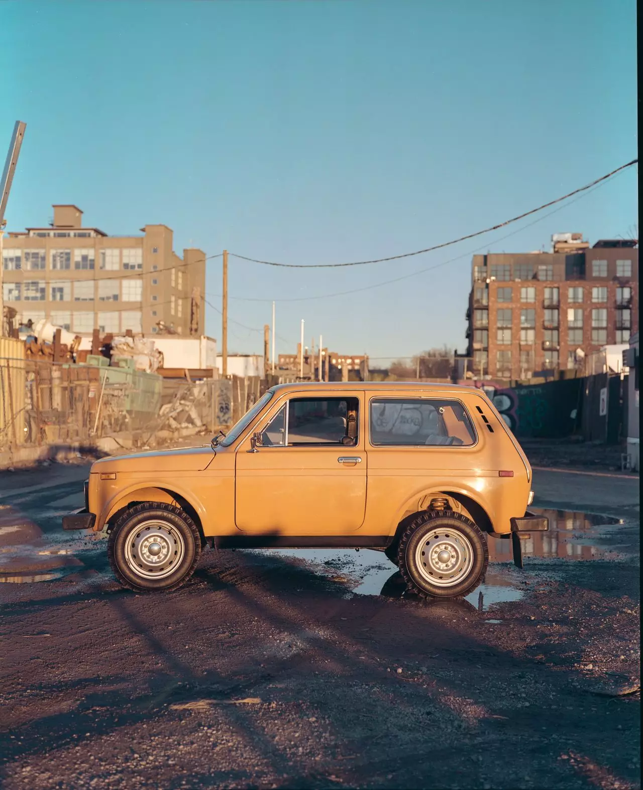 Pale e ka morao ea Orange e Khanyang Soviet 4×4 Rolling through Brooklyn