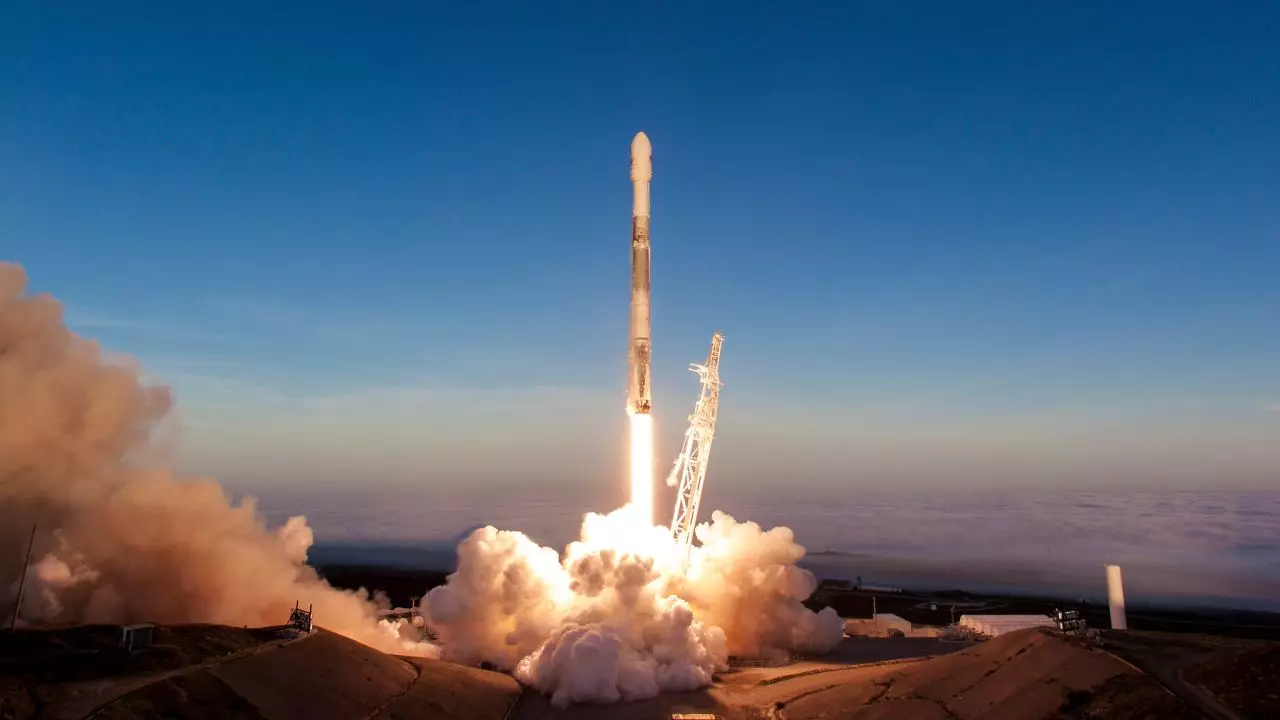 Una llei obsoleta prohibeix que SpaceX emeti vídeos des de l'espai