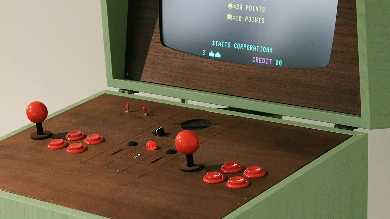 Un cabinet arcade retro-futuristic care joacă la fel de jocuri retro