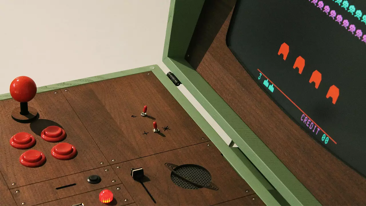 Un cabinet arcade retro-futuristic care joacă la fel de jocuri retro