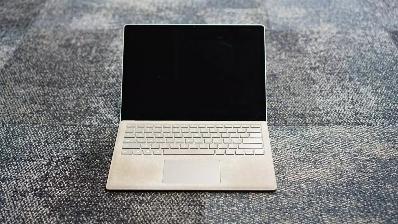 Түскі ас уақыты: Microsoft Surface ноутбукінен $400 жеңілдік